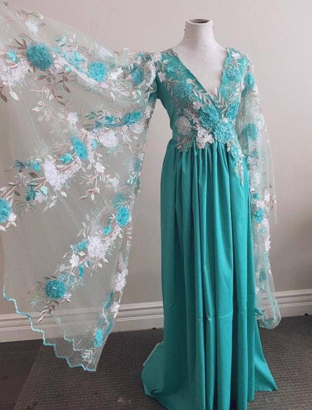 Voici à quoi ressemble la créatrice de mode, Sarah Hambly, des robes du ...